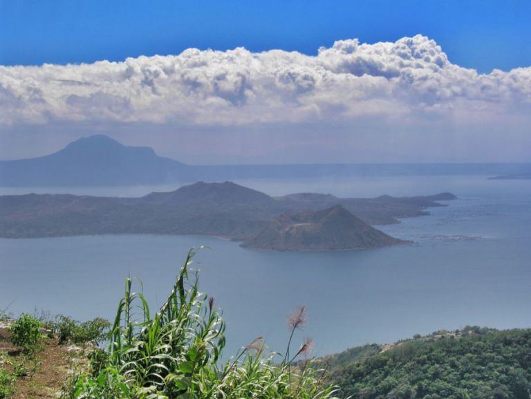 The 5 Captivating Largest Lakes of the Philippine Islands ...