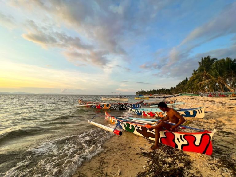 Daily Filipino Heroes, Fisherfolks Fill Boats with Fresh Catch... and ...